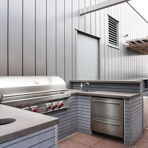Outdoor Kitchen in Monochrome – Trueform Concrete